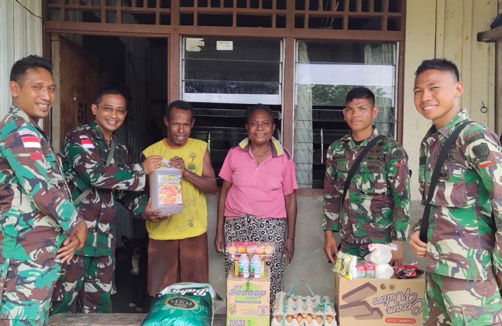 Pamtas Yonif 312/Kala Hitam Dalam Rangka HUT TNI Ke-75 Memberikan ...
